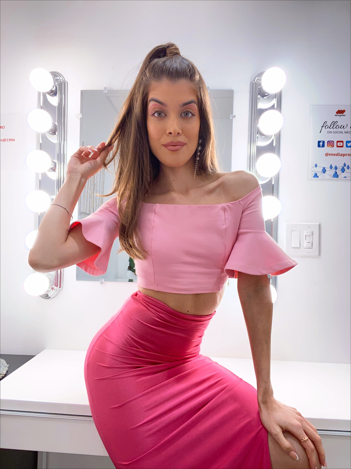 GABRIELLA CATAÑO-SALINAS:LA PRESENTADORA BILINGÜE QUE CONQUISTA ESTADOS ...