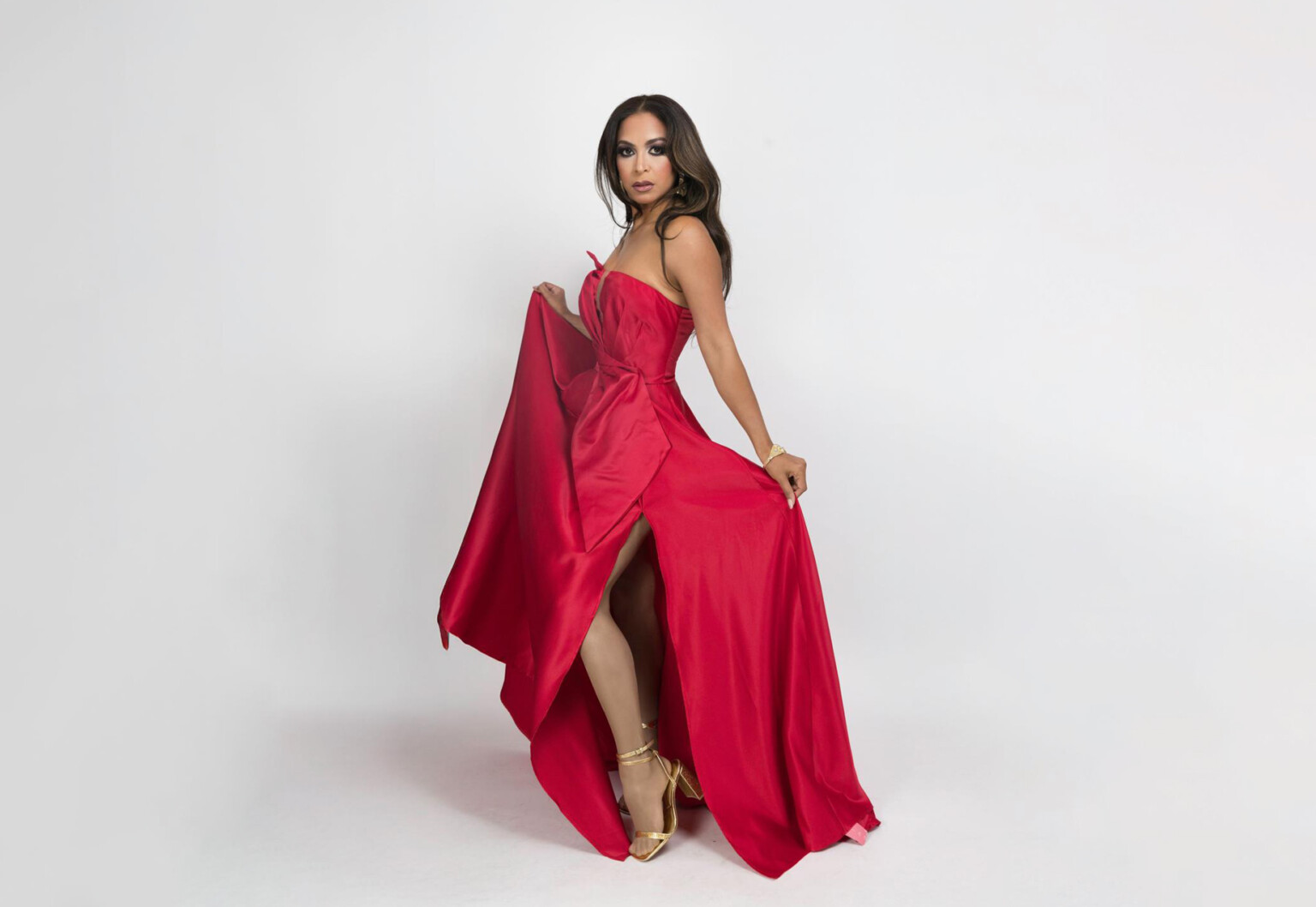 La cubana Yulee B compuso e interpretó la canción del Miss Universe ...